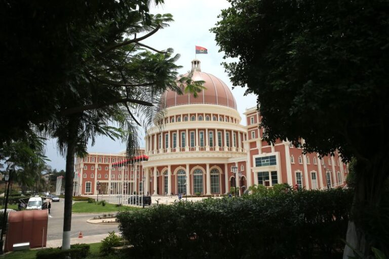 Parlamento angolano aprova OGE 2026 com votos contra da UNITA - Jornal ...